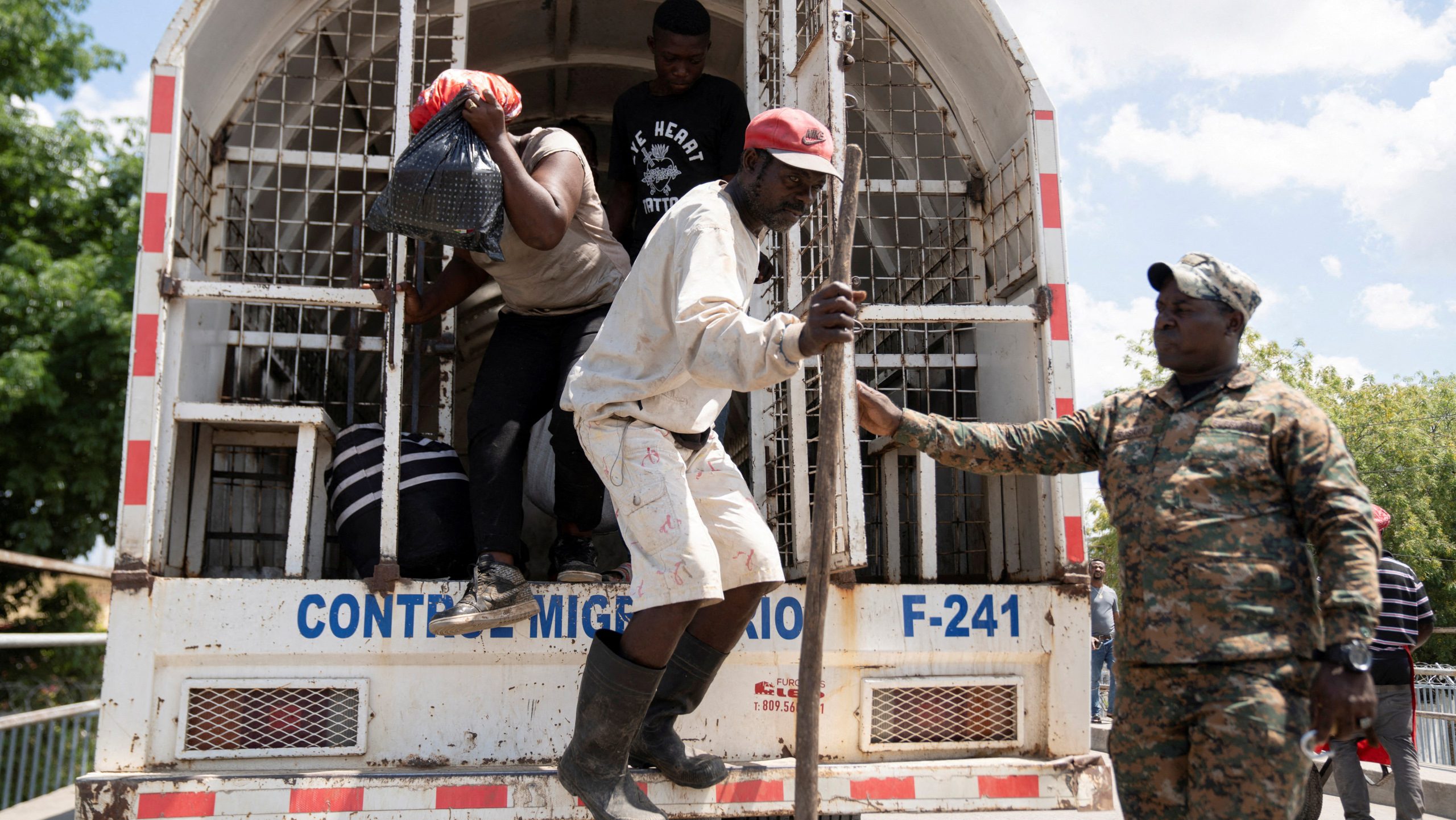 L’immigration dominicaine entre chez les Haïtiens la nuit pour les ...